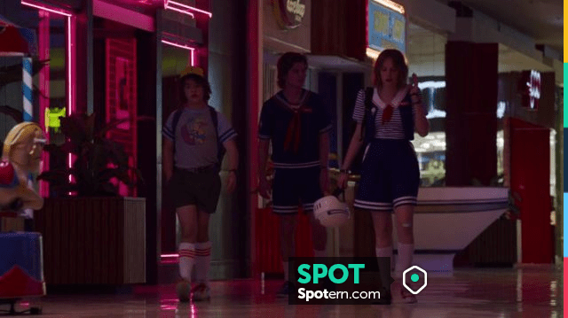 The Converse sneakers red Robin (Maya Hawke) in Stranger Things Season ...