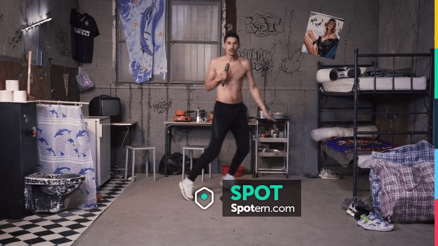 La paire de sneakers adidas Yeezy boost 350 portées par Ichem Boojy ...