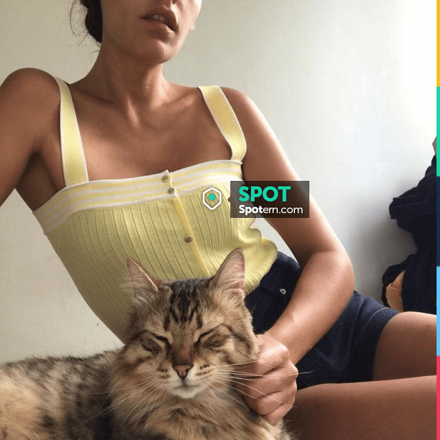 The yellow tank top with white stripes to the shoulder straps Grace and Mila worn by Aude ...