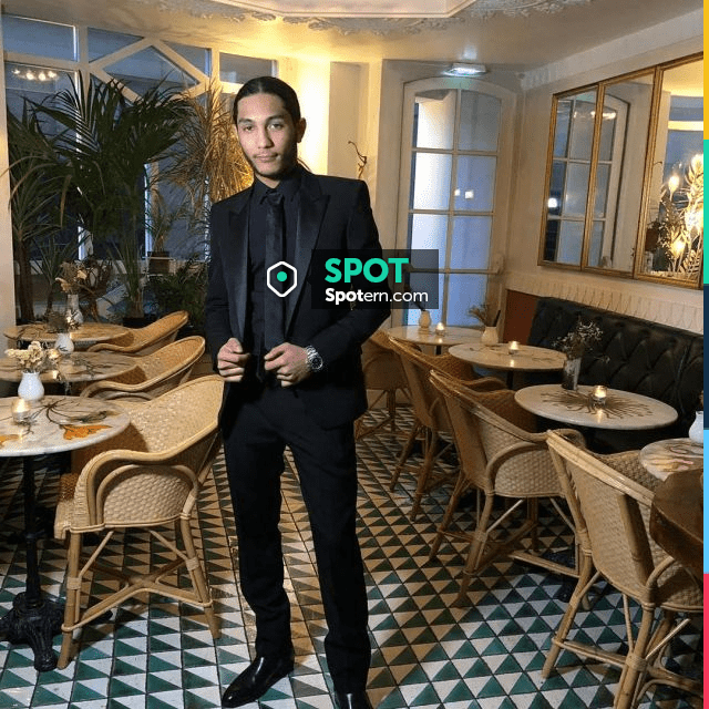 La corbata de malla que lleva Dylan Robert en su cuenta de Instagram ...