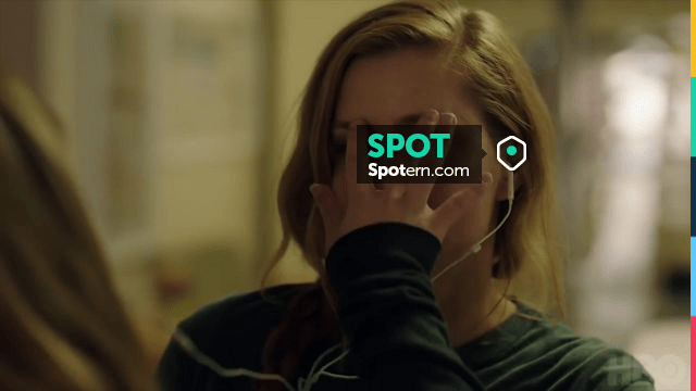 Les écouteurs de Adora Crellin (Patricia Clarkson) dans Sharp Objects ...
