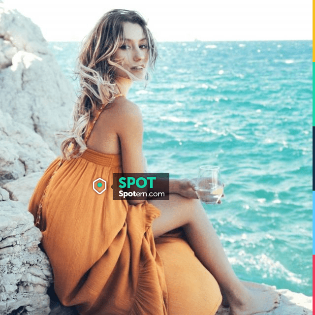 La robe maxi longue orange de Chloé Bleinc sur le compte instagram de @chloebbbb | Spotern