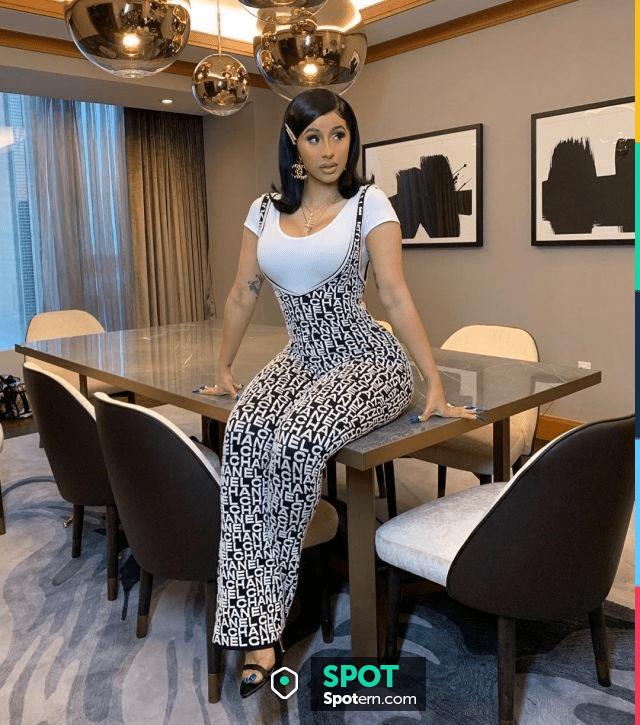 The bare-feet black Cardi B on his account Instagram @iamcardib | Spotern