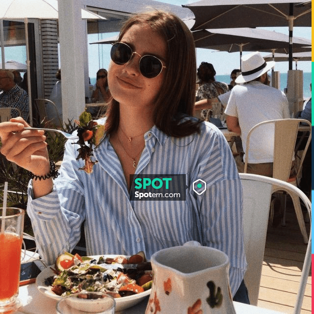 The shirt blue striped Tommy Hilfiger, worn by Zoe on his account ...