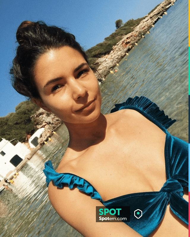 Le haut de maillot de bain en velours bleu sur le compte Instagram de @safia_ayad | Spotern