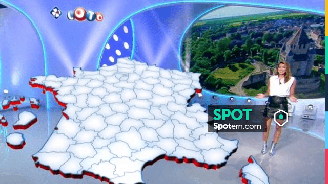 The skirt of black leather straps worn by Iris Mittenaere in the loto ...