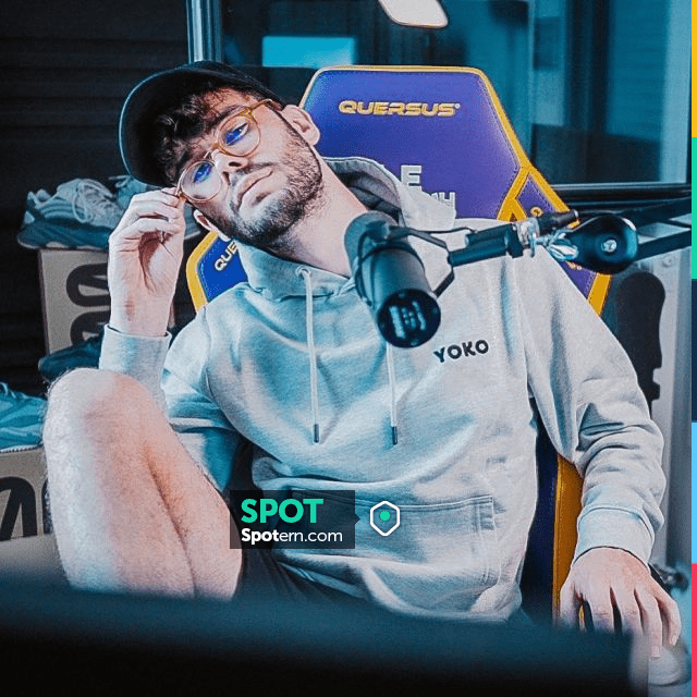 The sweatshirt worn by Lebouseuh on his account Instagram ...