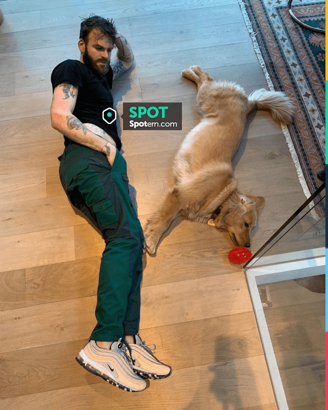 The black t-shirt of Alex Pall on the account Instagram of @alexpall ...