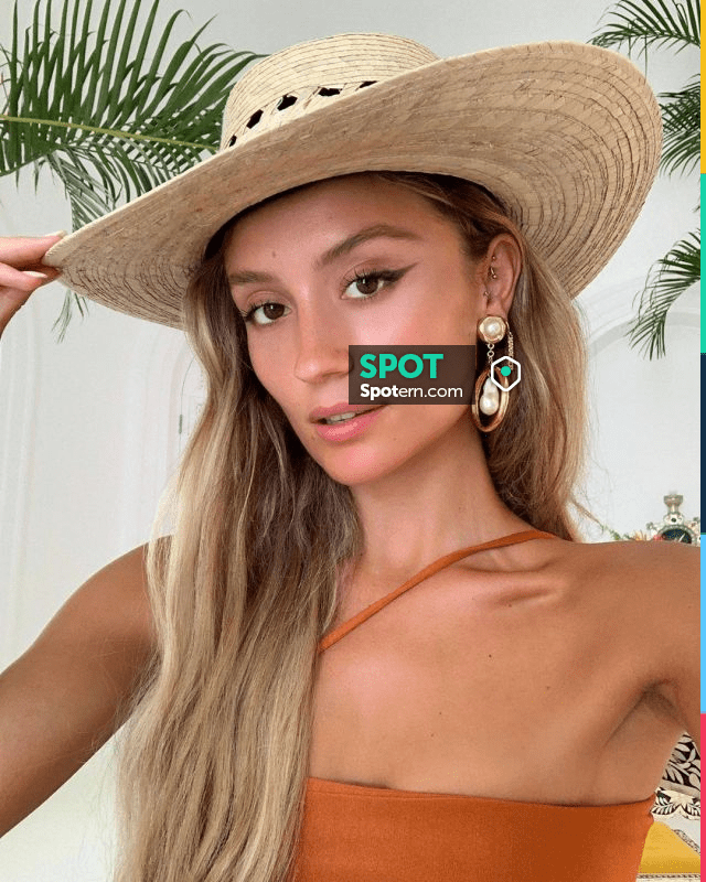 Les boucles d'oreilles Bridgette de Chloé Bleinc sur le compte Instagram de @chloebbbb | Spotern