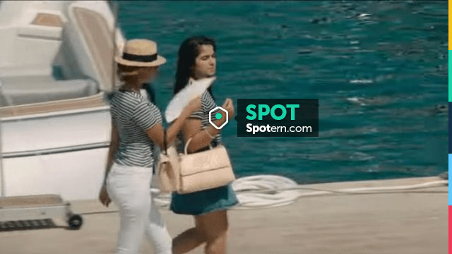 Camiseta a rayas de manga corta en blanco y negro usada por Mina Farid ...