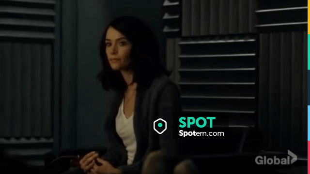 Abrigo gris oscuro usado por Lucy Preston (Abigail Spencer) en Timeless ...