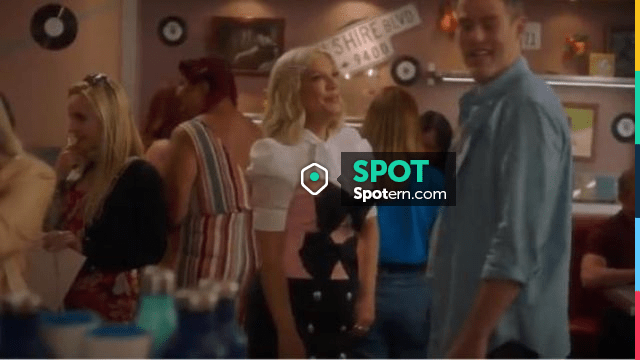 Alice + Olivia White maylee blouse worn by Tori Spelling (Tori Spelling ...