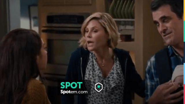 Velvet by graham & spencer tirion top en suizo usado por Claire Dunphy ...