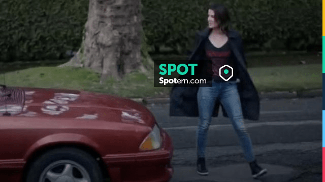 Black ramones boy tee worn by Dex Parios (Cobie Smulders) in Stumptown ...