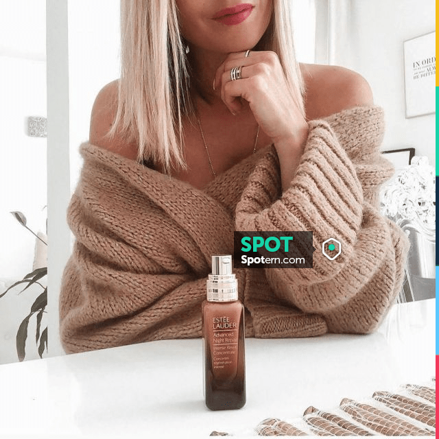 The Cardigan knit oversize light brown and is worn by Jaynee on the ...