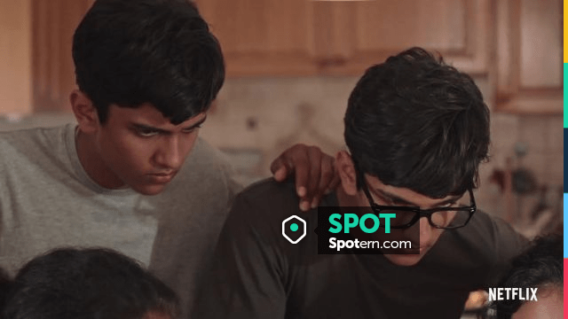 Vert casual t-shirt porté par Vrund Rao dans Le non cotées | Spotern