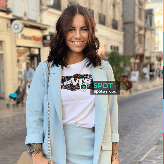 La camiseta con el logotipo floral de Levi's usada por Chloé en la ...