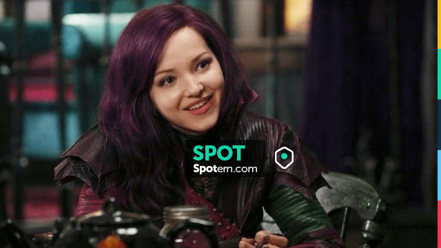 The holding of Mal (Dove Cameron) in the Descendants | Spotern