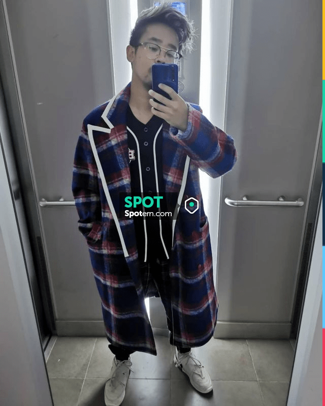 La veste bleu a carreaux de Sakor Ros sur son compte Instagram ...