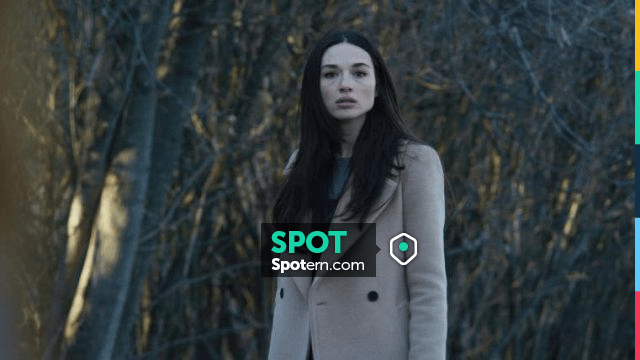 The trench coat beige Beth (Crystal Reed) in Ghostland | Spotern