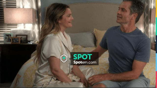 Pajamas white satin Sheila Hammond (Drew Barrymore) in Santa Clarita ...