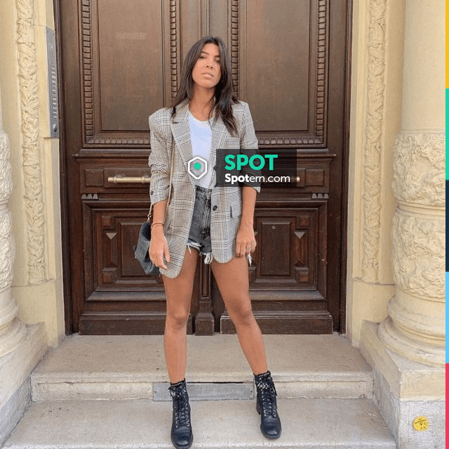 The blazer plaid grey worn by Cassandra on the account Instagram of ...