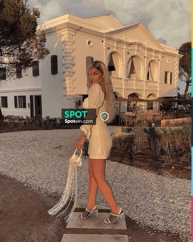 La robe blanche de Lufy sur le compte Instagram de @lufyyyy | Spotern