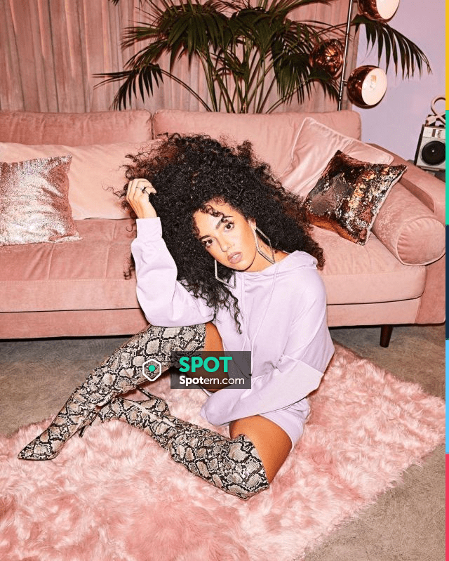 The boots printed of Shera on the account Instagram of @shera | Spotern