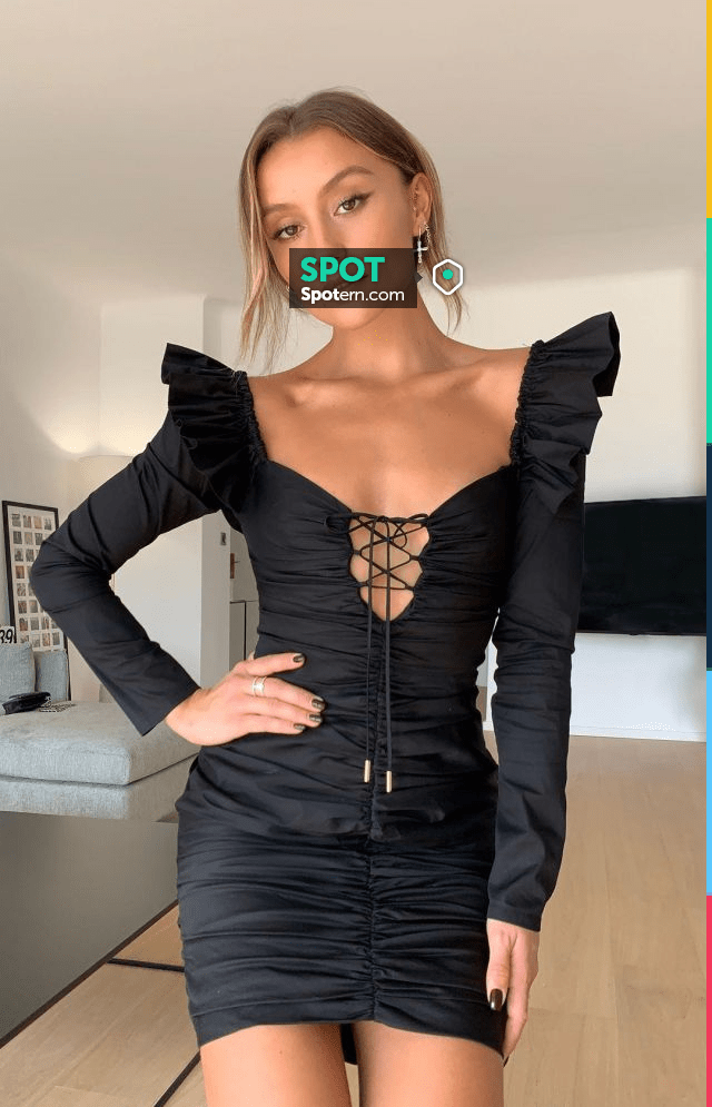 Earrings cross worn by chloebbb on the account Instagram of @chloebbbb | Spotern