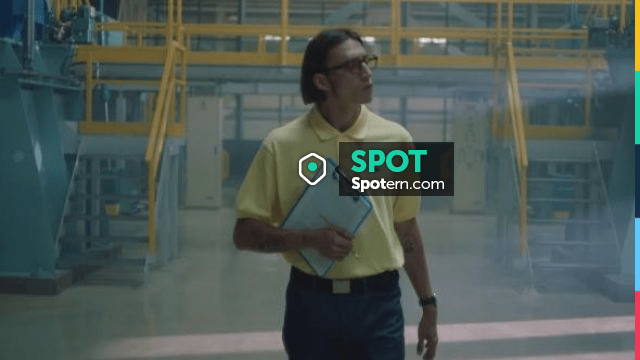 The polo yellow Lacoste worn by Romeo Elvis in his clip Chocolate | Spotern