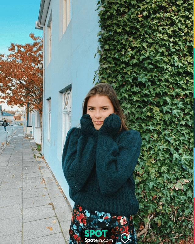 Minijupe imprimé fleurs portée par Juste Zoé sur le compte Instagram de ...