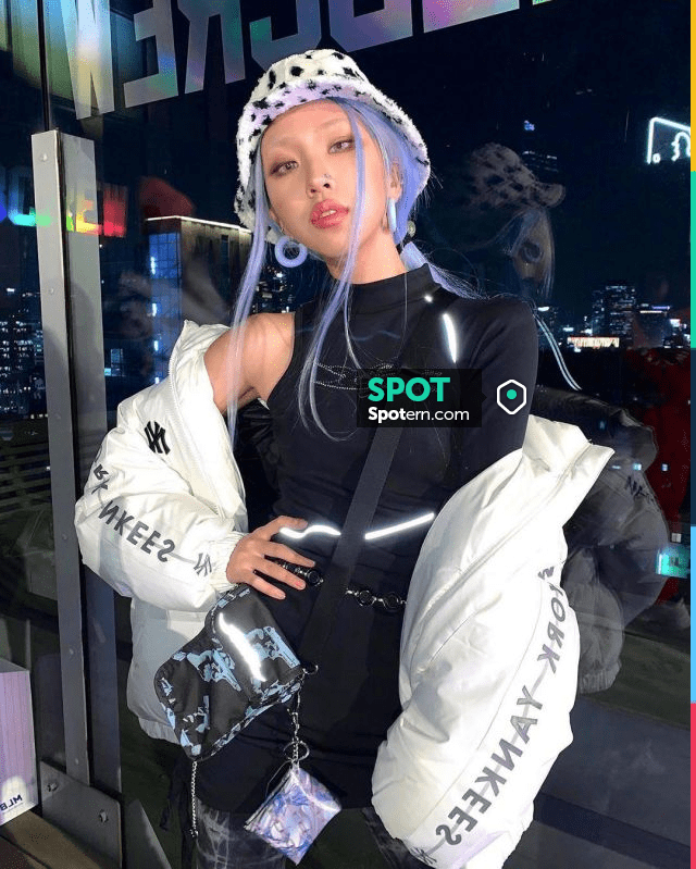 Robe Noire logo blanc portée par Kim Nara sur le compte Instagram de ...