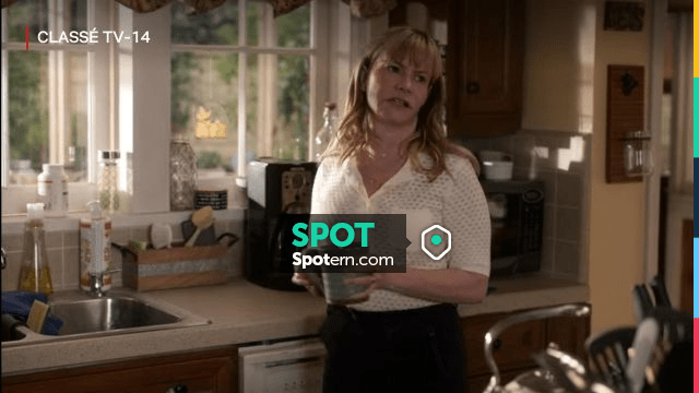 Sweater white, Elsa Gardner (Jennifer Jason Leigh) in Atypical (S01E02 ...