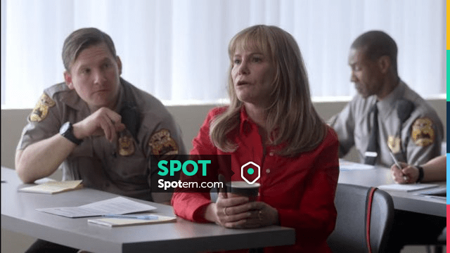 Dress shirt mid-long to belt Elsa Gardner (Jennifer Jason Leigh) in ...