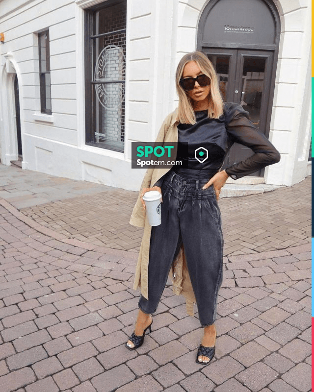 Blusa de satén negro de Alexx Coll en la cuenta de Instagram @alexxcoll ...