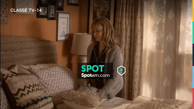 Vest gray Elsa Gardner (Jennifer Jason Leigh) in Atypical (S03E10 ...