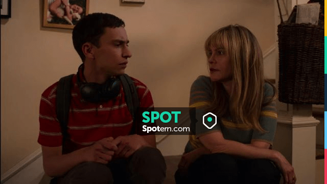 Striped sweater green and yellow Elsa Gardner (Jennifer Jason Leigh) in ...