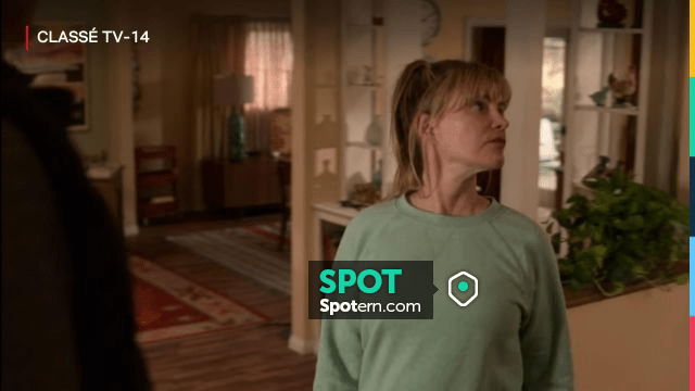of Elsa Gardner (Jennifer Jason Leigh) in Atypical (S03E09) | Spotern
