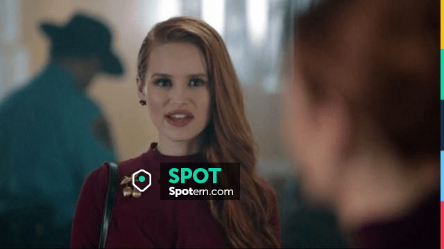La broche ce­rises en or de Cheryl Blossom (Madelaine Petsch) dans ...