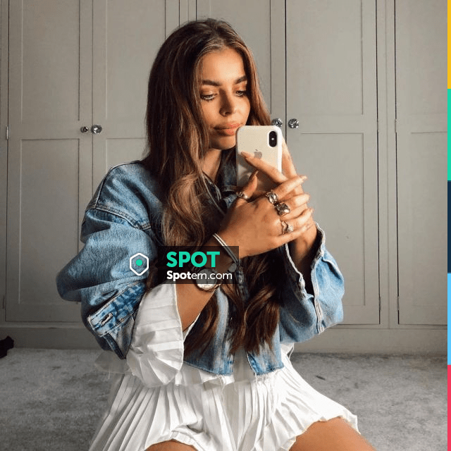 Cropped Den­im Jack­et of Beth Bartram on the Instagram account @beth ...