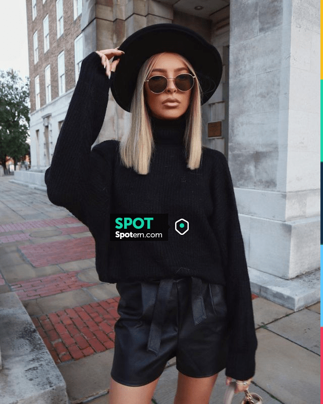 Pull noir de Alexx Coll sur l'Instagram account @alexxcoll | Spotern