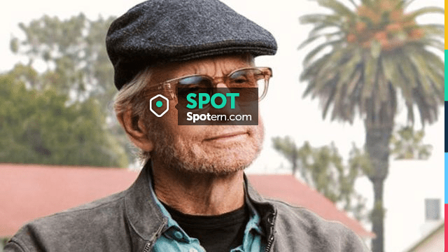 En­tourage of 7 Bea­con 10-20 Crys­tal Yel­low sun­glass­es worn by ...