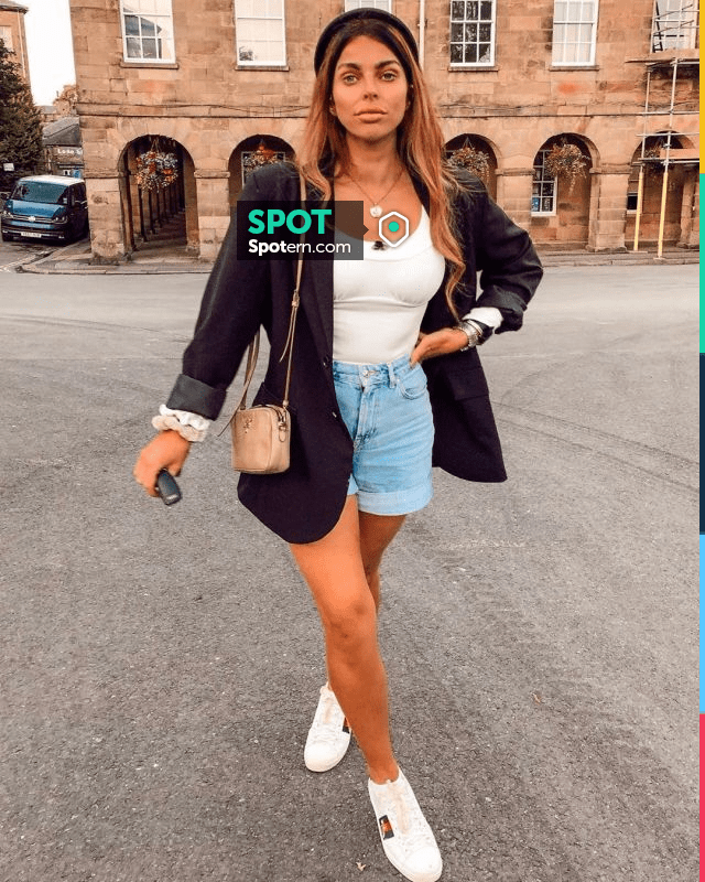 The Li­bra Pen­dant of Beth Bartram on the Instagram account @beth ...