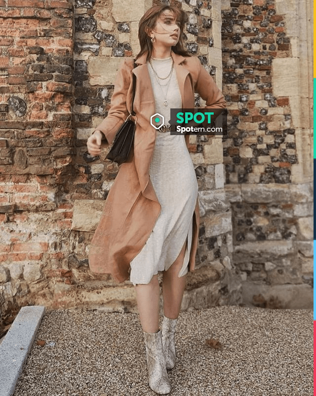 Belt­ed Coat of Abi Milner on the Instagram account @abigail_janine ...