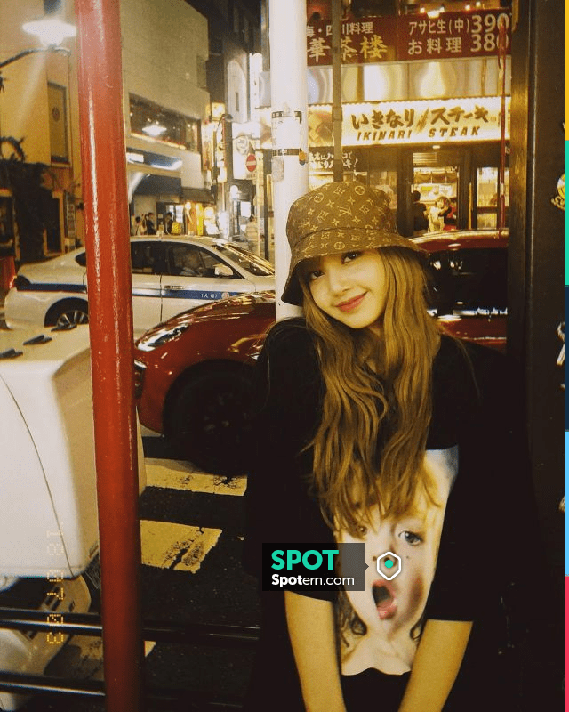 La camiseta negra de Lisa "baby" en la cuenta de Instagram de ...