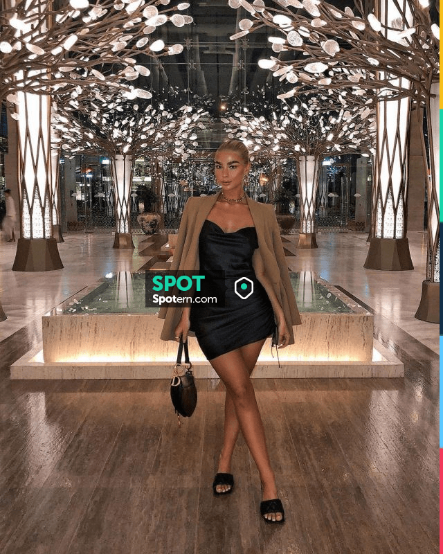 Ruched Mini Satin Slip Dress de Jess Hunt en la cuenta de Instagram ...