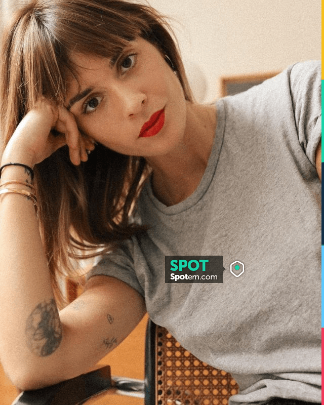 Le t-shirt de Laura Isaaz sur le compte Instagram de @laura_isaaz | Spotern