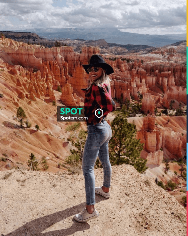 Che­mise à Car­reaux de Carlotta Scarlini sur son compte Instagram @carlottascarlini | Spotern