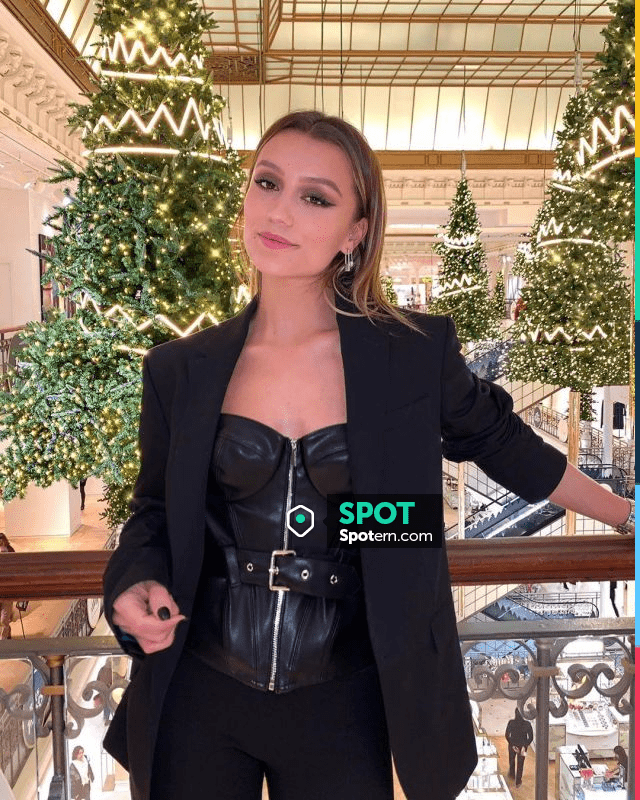 The corset black leather Chloé Bleinc on his account Instagram @chloebbbb | Spotern