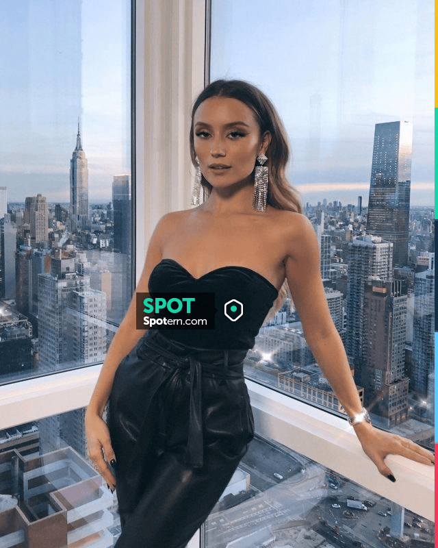 El corsé negro que lució Chloé Bleinc en su cuenta de Instagram @chloebbbb | Spotern